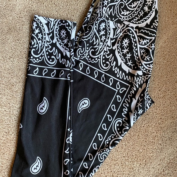 Goldsheep | Pants & Jumpsuits | Goldsheep Black And White Paisley Print ...